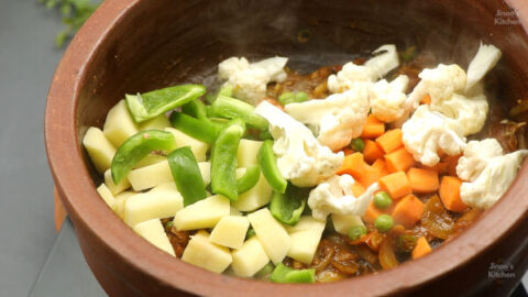 Kerala Kadai Vegetable Curry with Homemade Spice Powder (Kadai masala ...